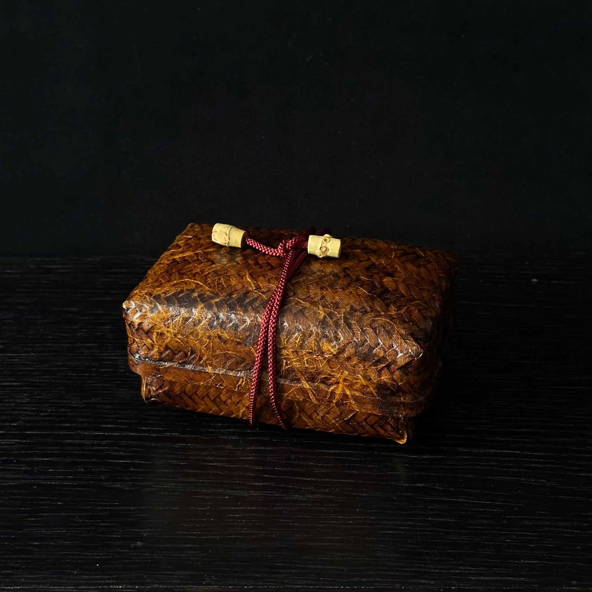 Boîte ikkanbari en bambou tressé, washi et kakishibu
